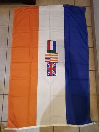 Other Militaria - Old SA Flag and the book "Ons Eerste Ses Premiers ...