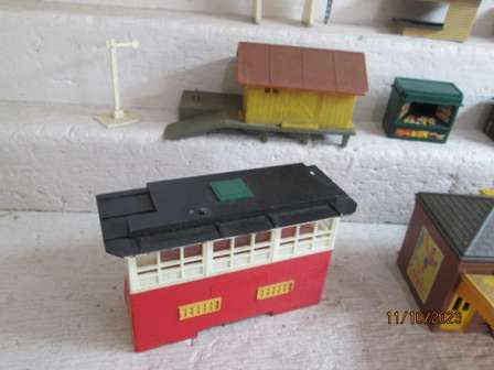 Scenery - HO / OO SCALE : TRIANG - STATION BUILDINGS + BITS & PIECES ...