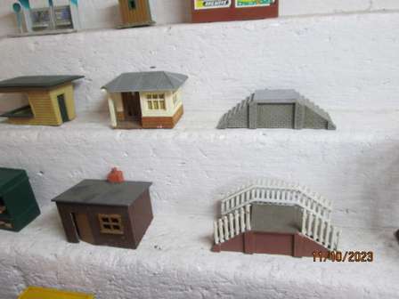 Scenery - HO / OO SCALE : TRIANG - STATION BUILDINGS + BITS & PIECES ...