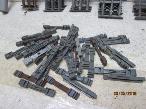 Scenery - HO/OO SCALE : HORNBY BRIDGE SUPPORTS x34 (LARGE AMOUNT) - LOT ...