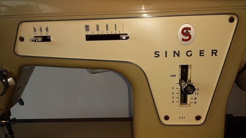 Sewing Machines & Overlockers - Singer 237 - Sewing Machine with Foot ...