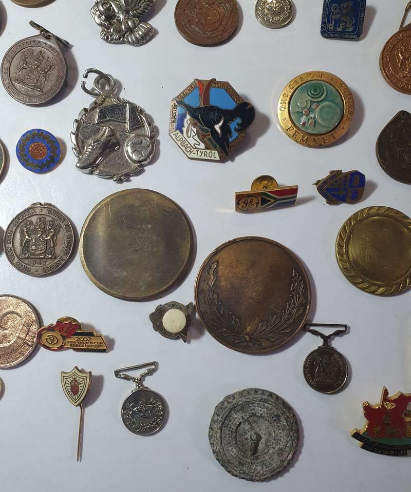Other Medals - 80 X HUGE ASSORTMENT OF MEDALS AND PINS !! UNSORTED AS ...