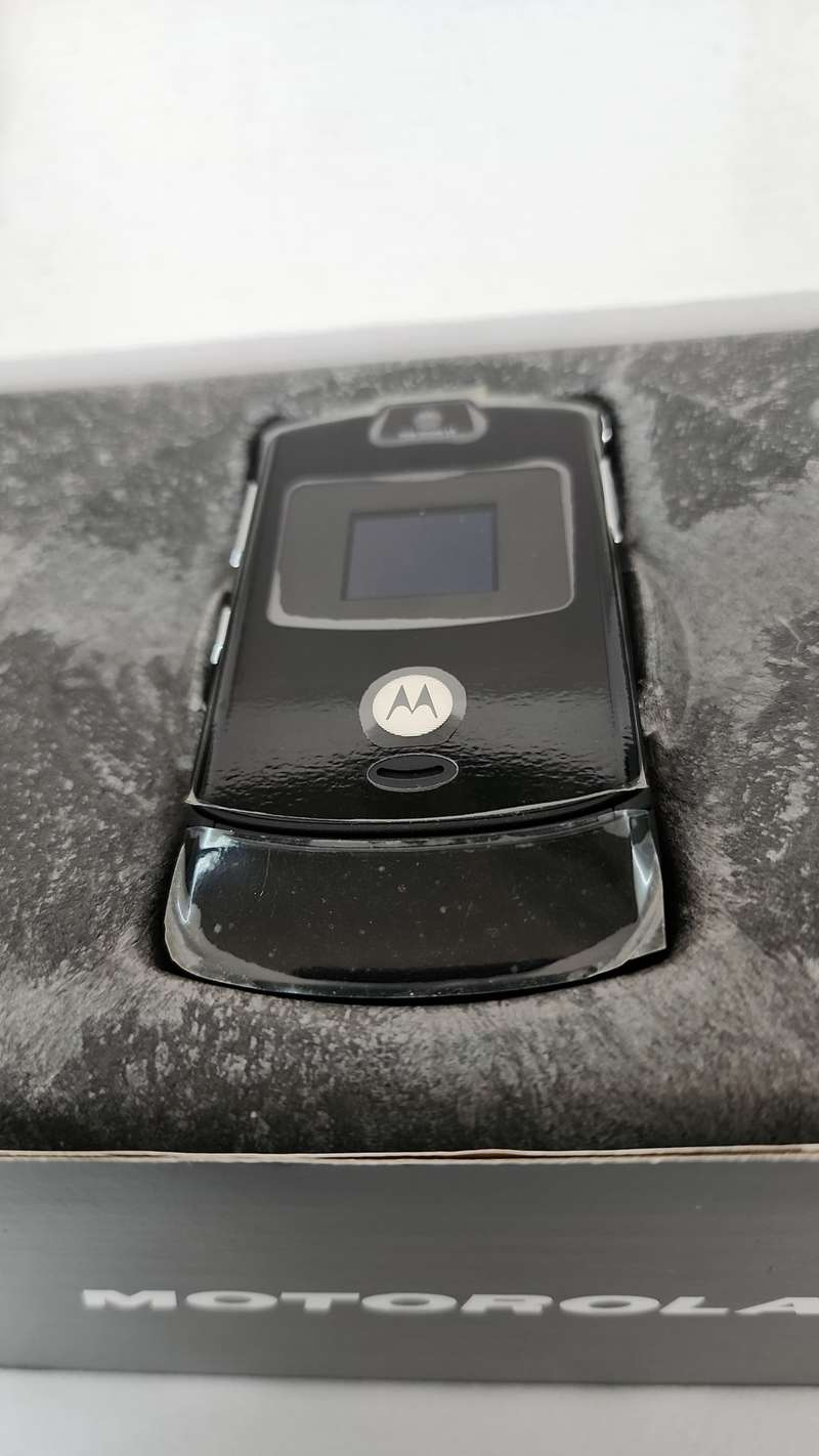 Other Smartphone Brands - Retro Slide Phone - Motorola RAZR V3 for sale ...