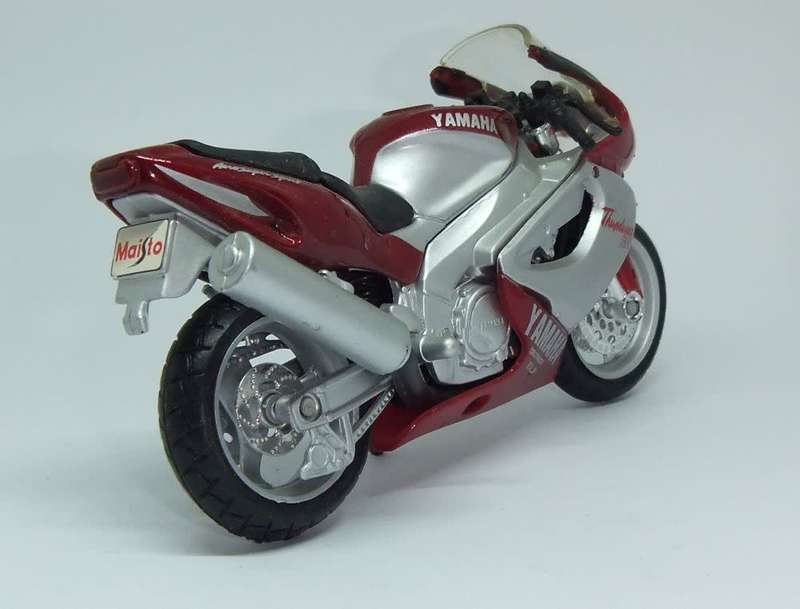 Road - A stunning detailed 1:24 scale die cast metal model of the ...