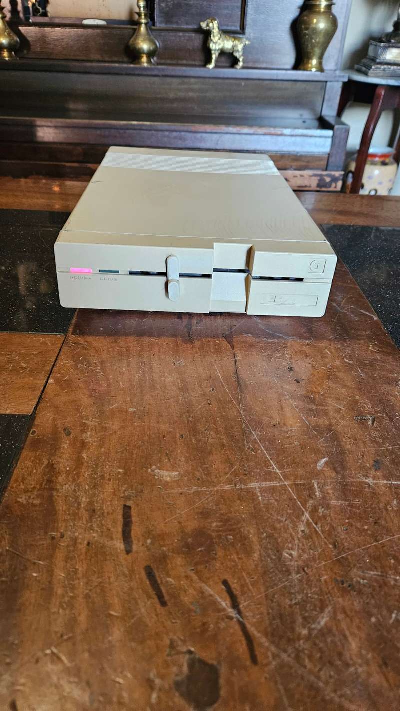 Vintage - Commodore 1571 FDD was sold for 901.00 on 12 Jun at 22:00 by ...