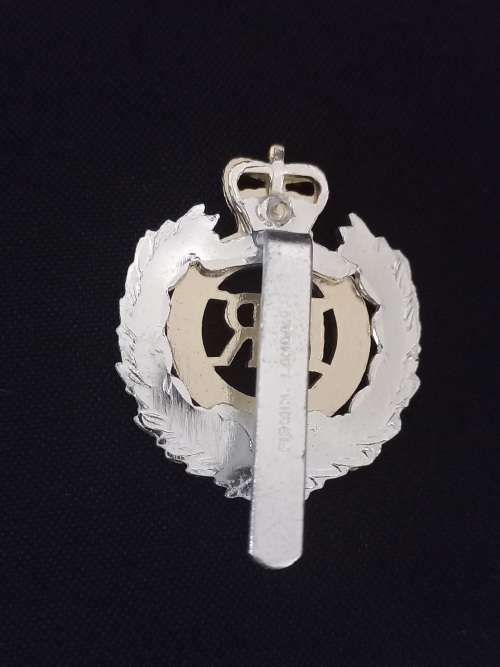 International Badges & Insignia - Royal Engineers Staybrite Cap Badge ...