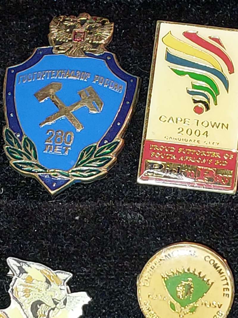 International Badges & Insignia - A BULK COLLECTION BADGES AND PINS ...