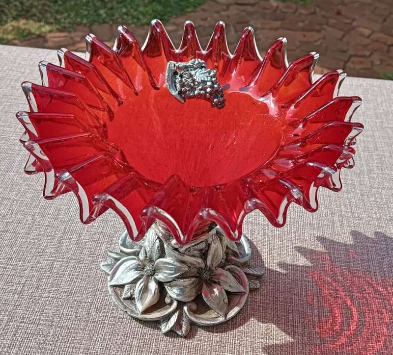 Vases - Ruffled Rim Red and Clear Art Glass Vase on Silver Resin Flower ...