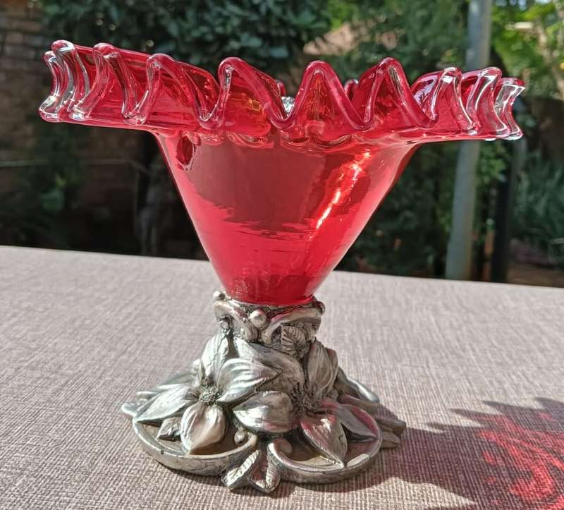 Vases - Ruffled Rim Red and Clear Art Glass Vase on Silver Resin Flower ...