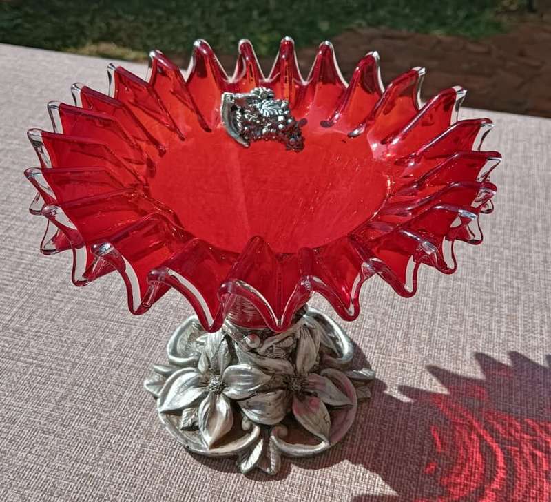 Vases - Ruffled Rim Red and Clear Art Glass Vase on Silver Resin Flower ...
