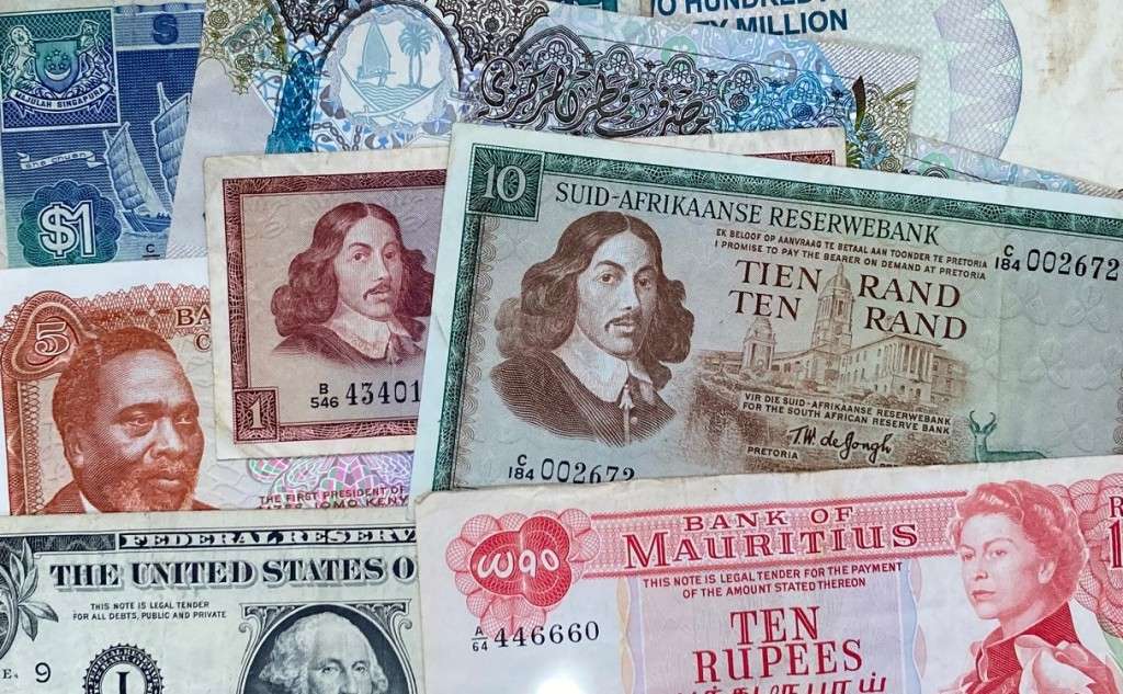 Collections & Lots - INTERNATIONAL BANK NOTES 15 bank notes used, very ...