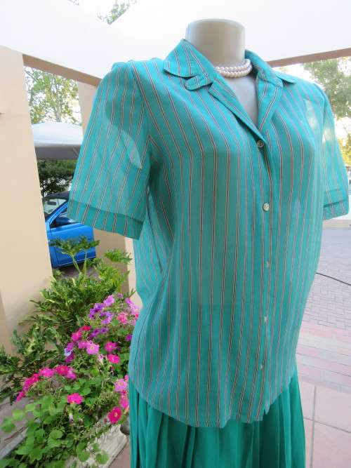 T-shirts & Tops - Slim down your top half with this jade top with brick ...