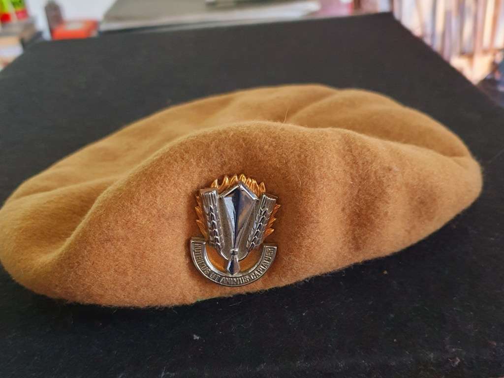 Headgear - 1982 SADF CATERING CORPS BERET AND BADGE. RIFLEMAN , LEATHER ...