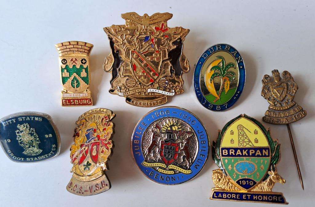 Other Africana - South African Historical pin badges of cities and ...