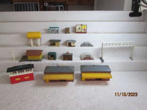 Scenery - HO / OO SCALE : TRIANG - STATION BUILDINGS + BITS & PIECES ...