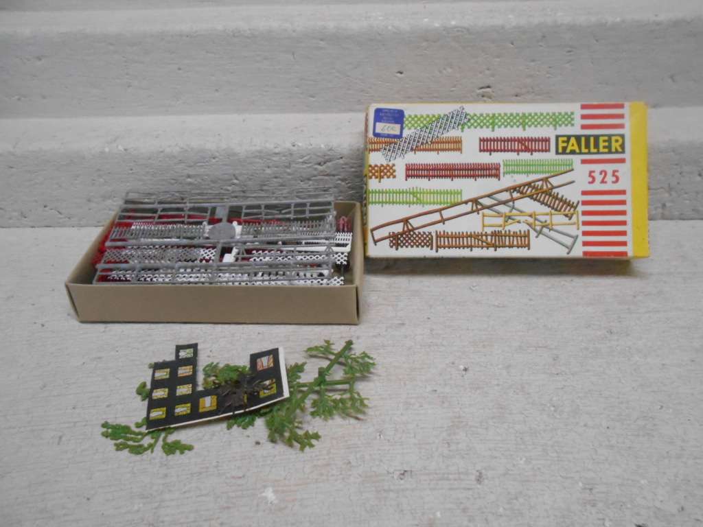 Scenery - HO SCALE - FALLER - VARIOUS FENCES - BOXED was sold for R50 ...