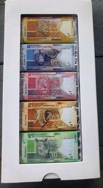 L Kganyago - 2 Sa Reserve Bank Banknotes Chocolate set was sold for R11 ...