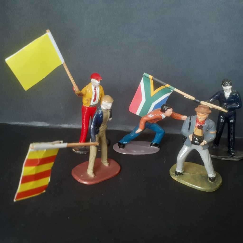 Trackside Props & Buildings - 5 x Scalextric Track Side Figures Flag ...