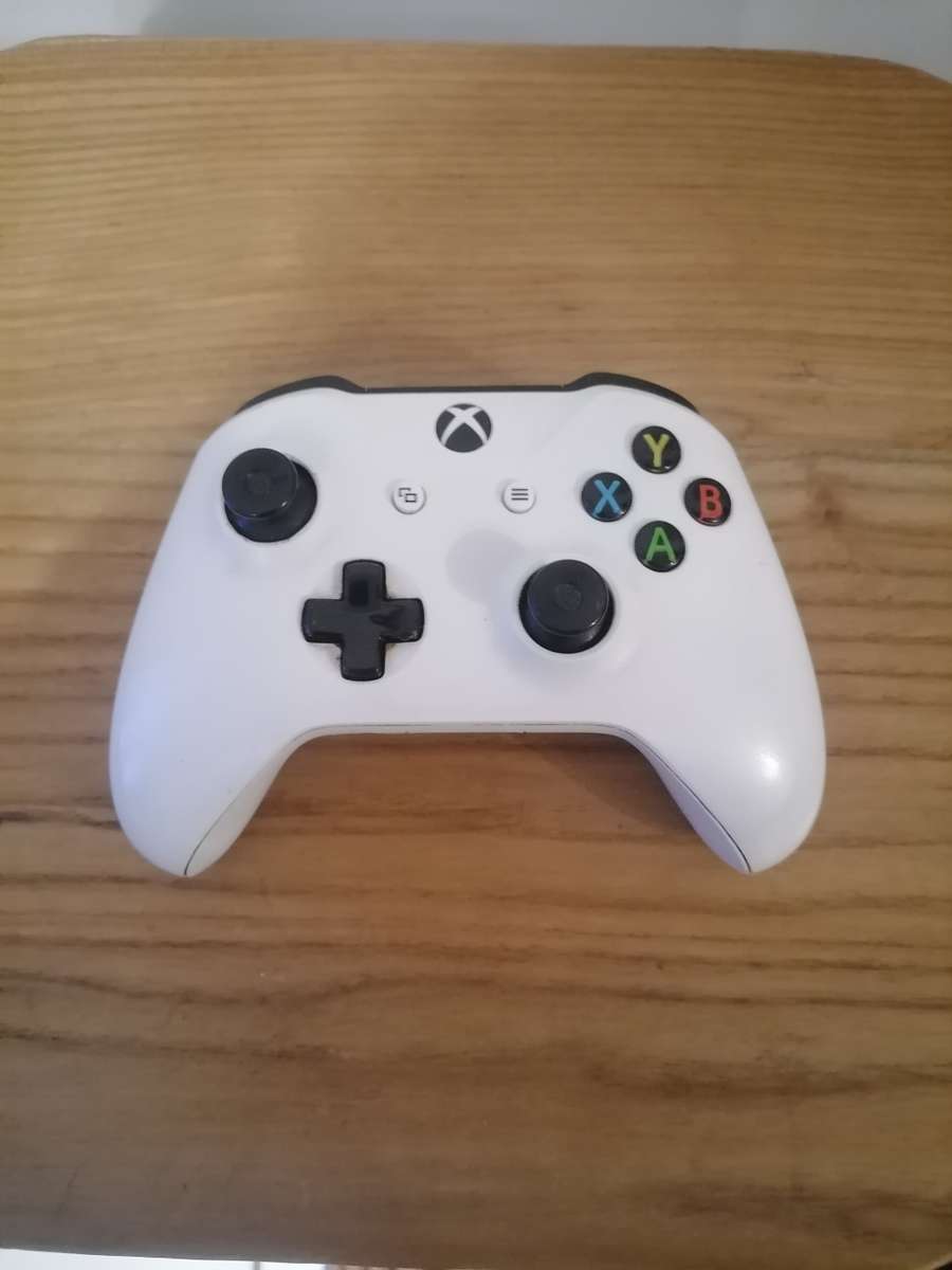 Controllers & Remotes - XBOX ONE CONTROLLER was sold for R390.00 on 29 ...