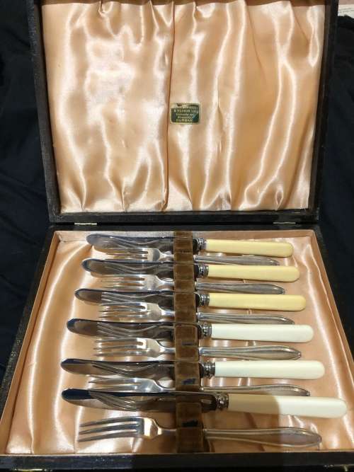 Cutlery - Bone handled cutlery set was sold for R435.00 on 19 Nov at 21 ...