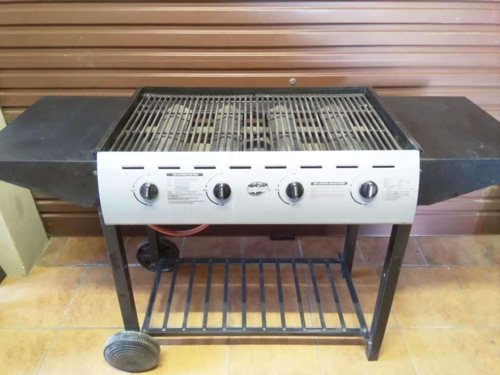 Braais - Large 4 burner gas braai, like new with wheels and side tables ...