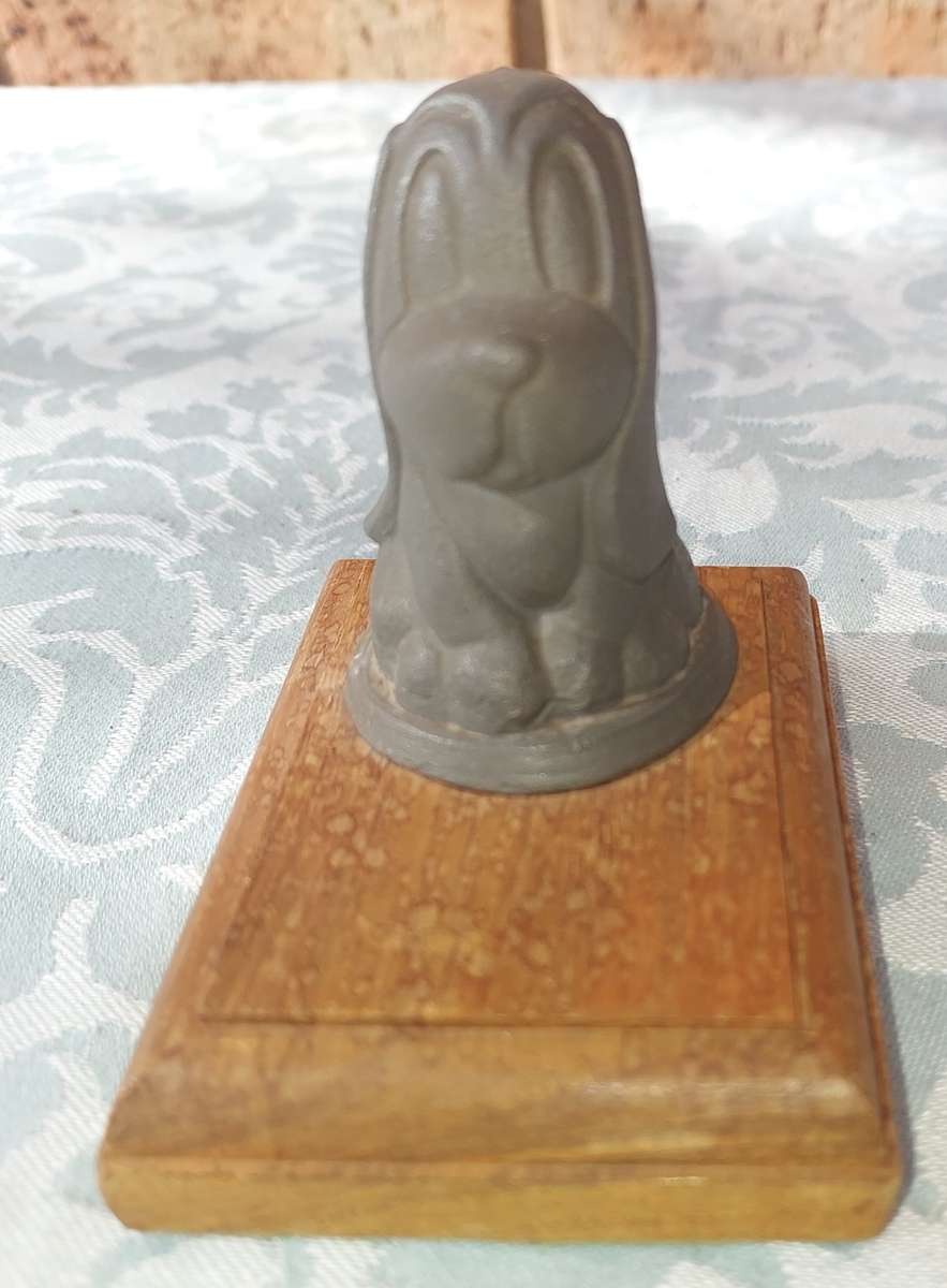 Paperweights & Dumps - A HEAVY BASSET DOG CAST IRON PAPERWEIGHT WITH A ...