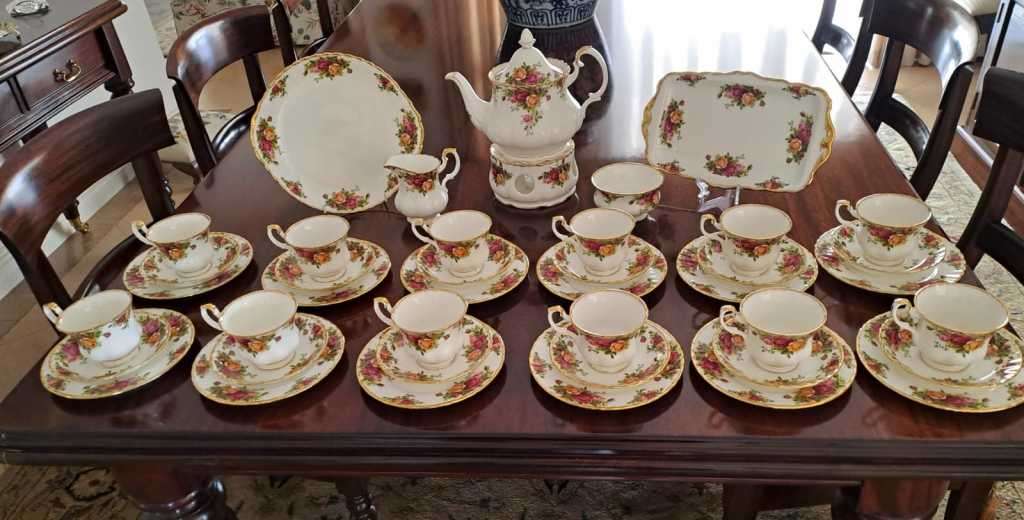 English Porcelain - 1 x 42 piece Royal Albert Old Country Roses tea set ...