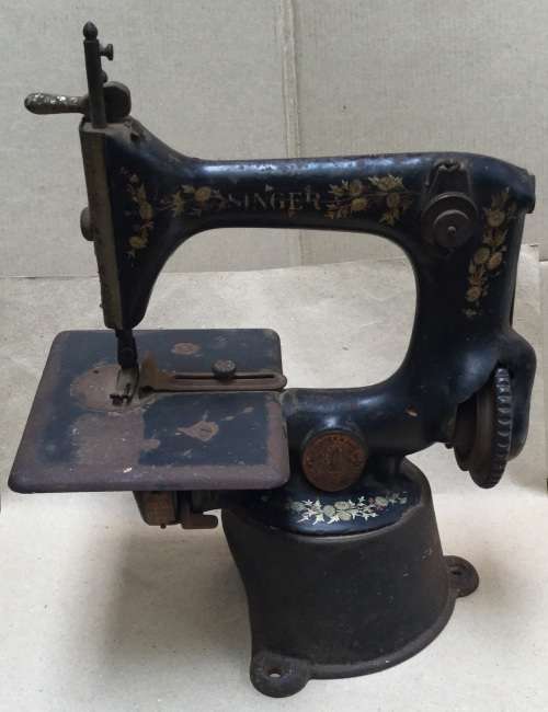 Other Antiques & Collectables - Singer 24 7 chain stitch sewing machine ...