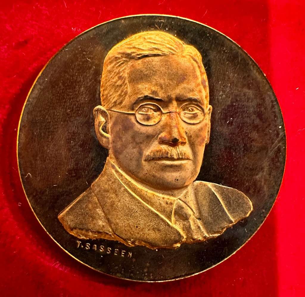 Commemorative - 18ct GOLD MEDALLION: Barry Hertzog Memorial Statue ...