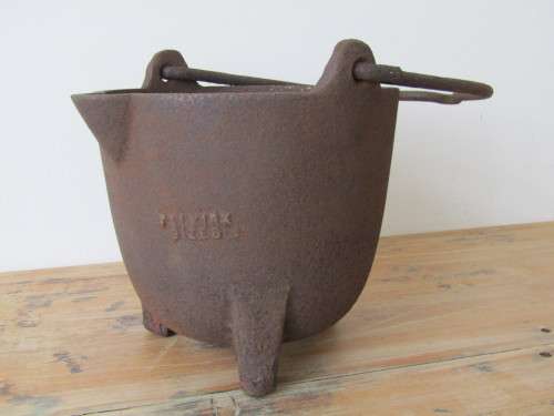 Other Metalware - Vintage large Falkirk cast iron three leg melting pot ...