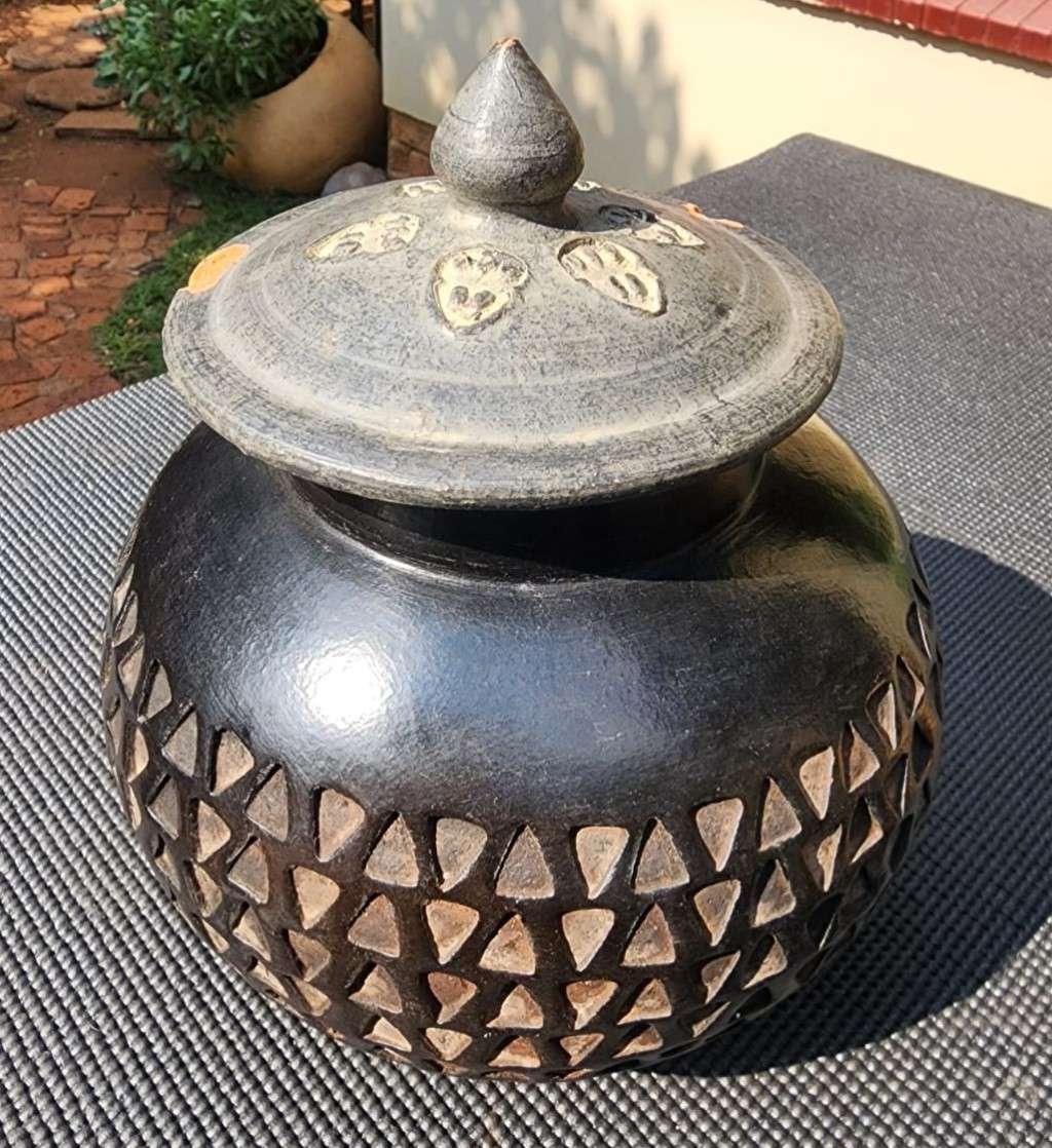 Bowls, Containers & Cutlery - Ukhamba Zulu Beer Pot Large 23cm Diameter ...