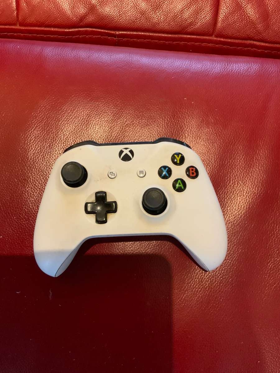 Controllers & Remotes - Xbox one controller was sold for R200.00 on 10 ...