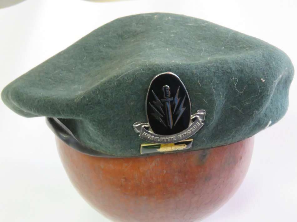 Headgear - SADF 61 Mech battalion group beret with badge and balkie ...