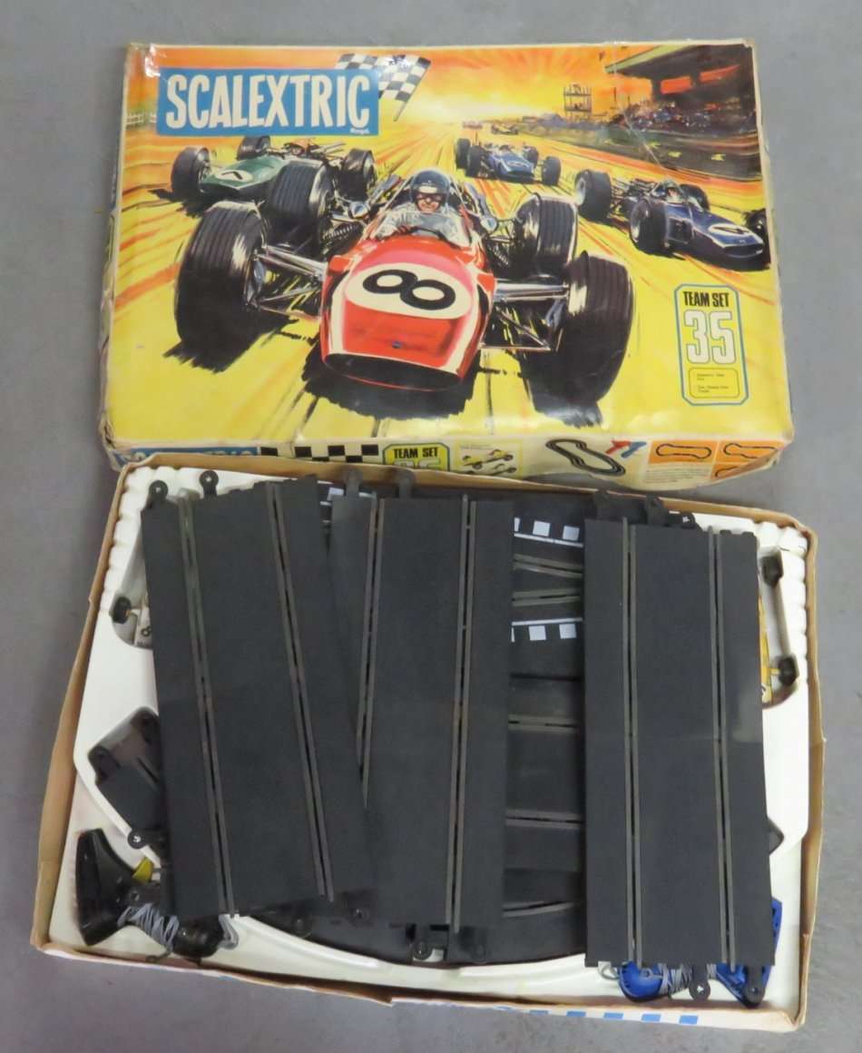 Sets - Vintage Scalextric Team set 35 - With 2 cars, controllers and ...
