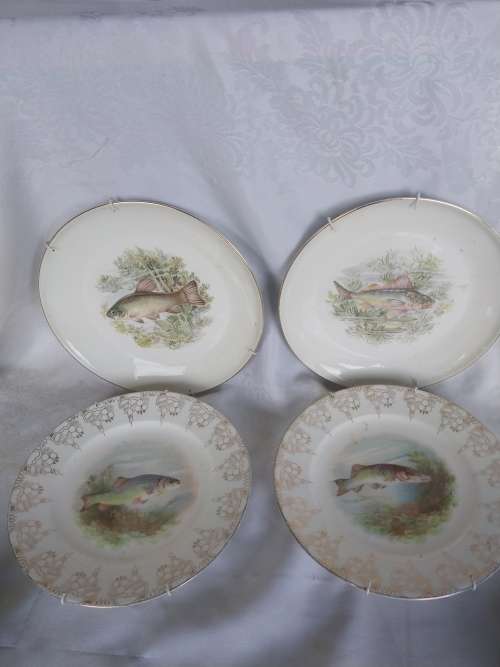 Other Ornaments - Four assorted pretty vintage procelain fish display ...