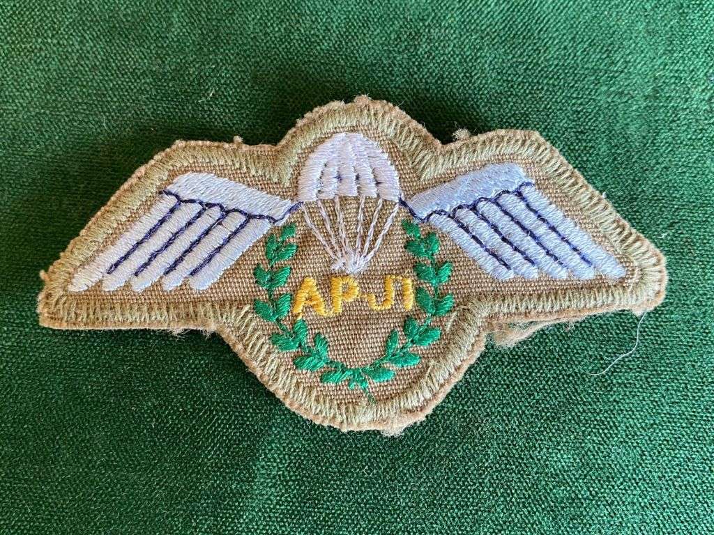 International Badges & Insignia - RHODESIA ASSISTANT PARACHUTE JUMP ...