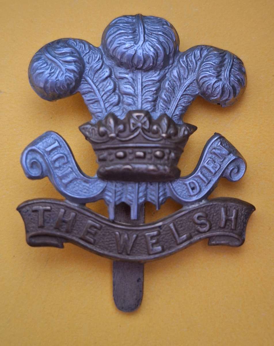 International Badges & Insignia - BRITAIN - ROYAL WELSH REGIMENT CAP ...