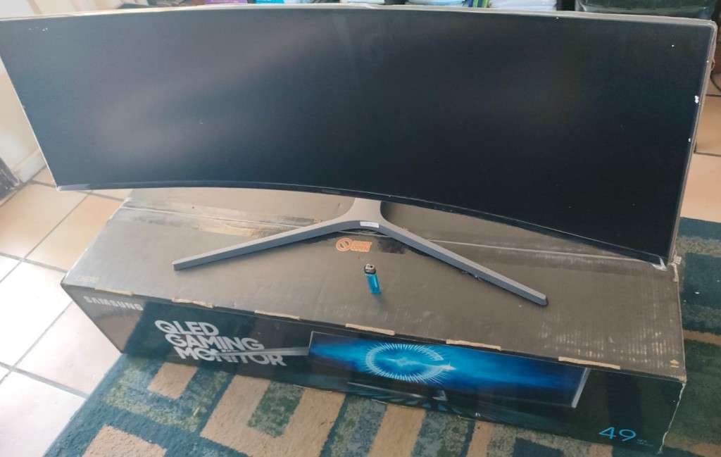 Monitors - *** MASSIVE *** SAMSUNG 49-Inch CHG90 144Hz Curved Gaming ...