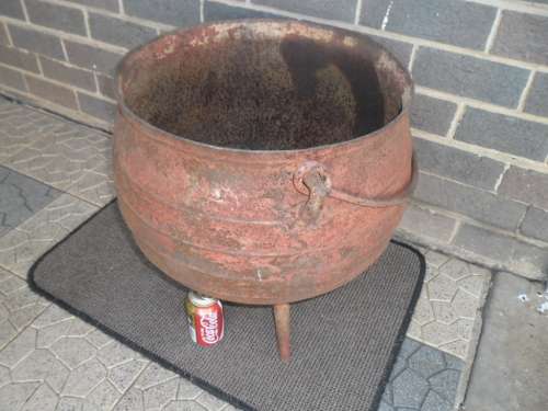 Advertising - stunning very large no.16 rusted three legs cast iron pot ...