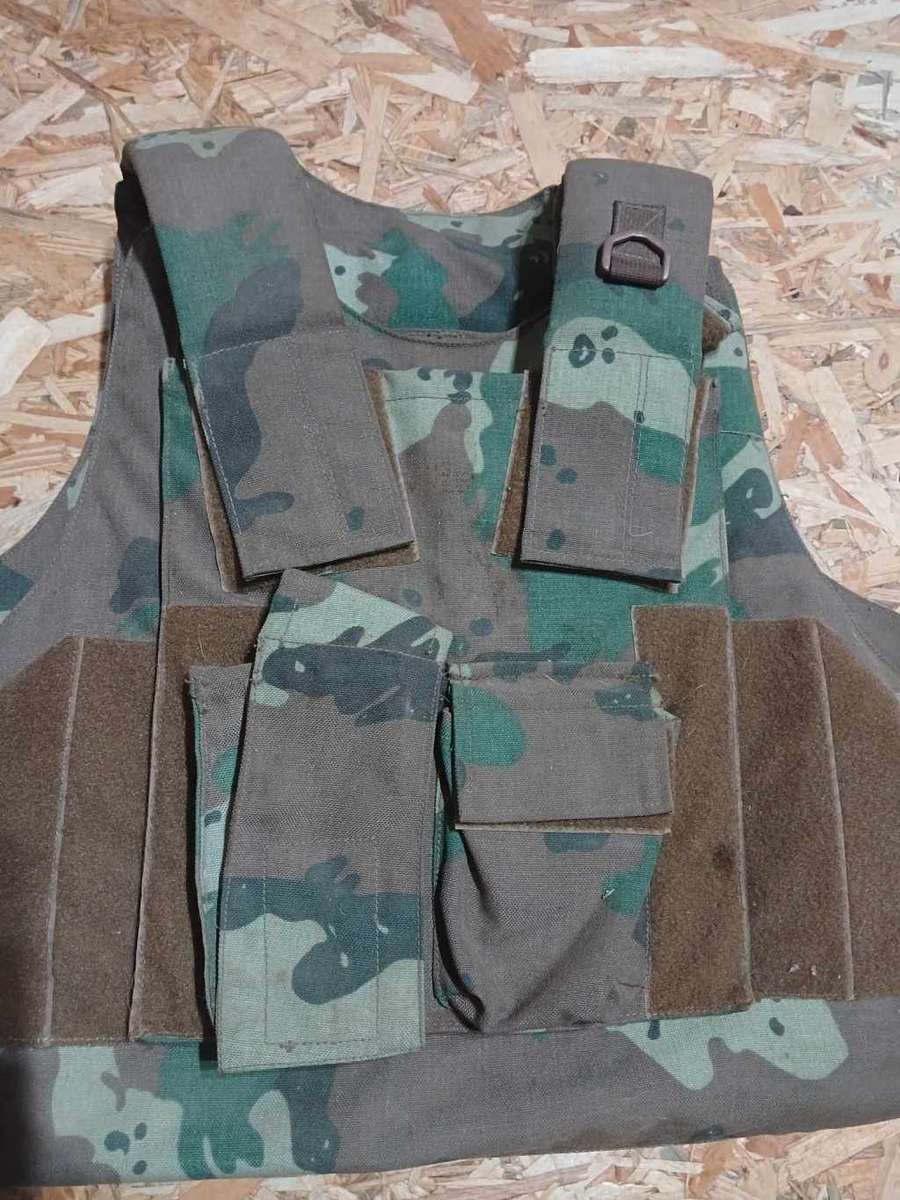 Uniforms - SANDF bullet proof vest with kevlar and plates. Size L to XL ...
