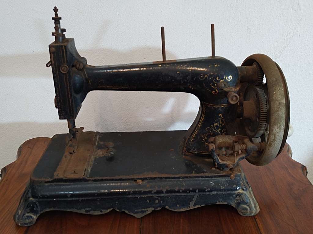 Appliances - Antique Sewing Machine for sale in Johannesburg (ID:616332569)