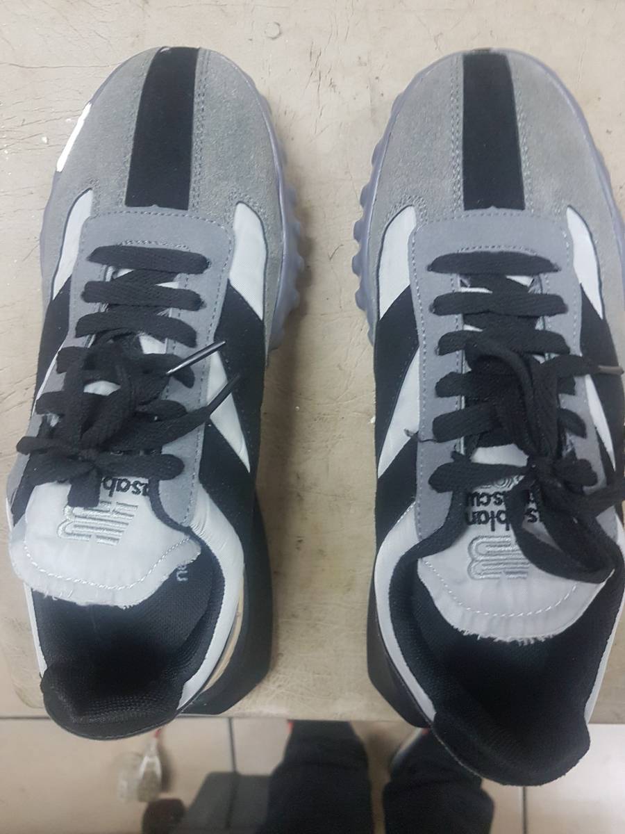 Sneakers - new balance tekkies was sold for R300.00 on 5 Jun at 23:47 ...