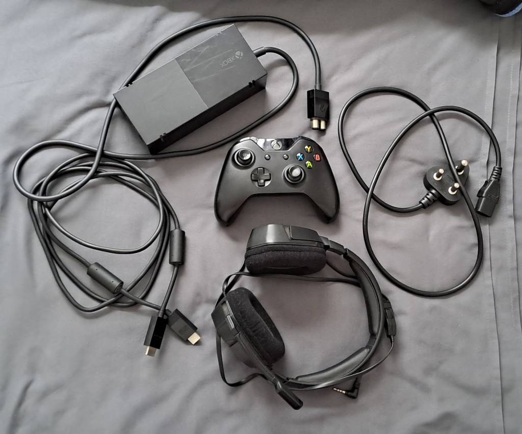 Xbox - OG Xbox One 500gb (Lady Owned) + LOTS OF EXTRAS was sold for R3 ...