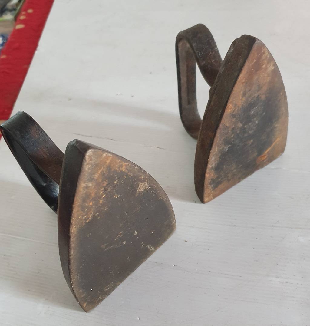 Appliances - 2 X ANTIQUE FALKIRK NO4 AND NO5 SAD IRONS. IDEAL FOR ...