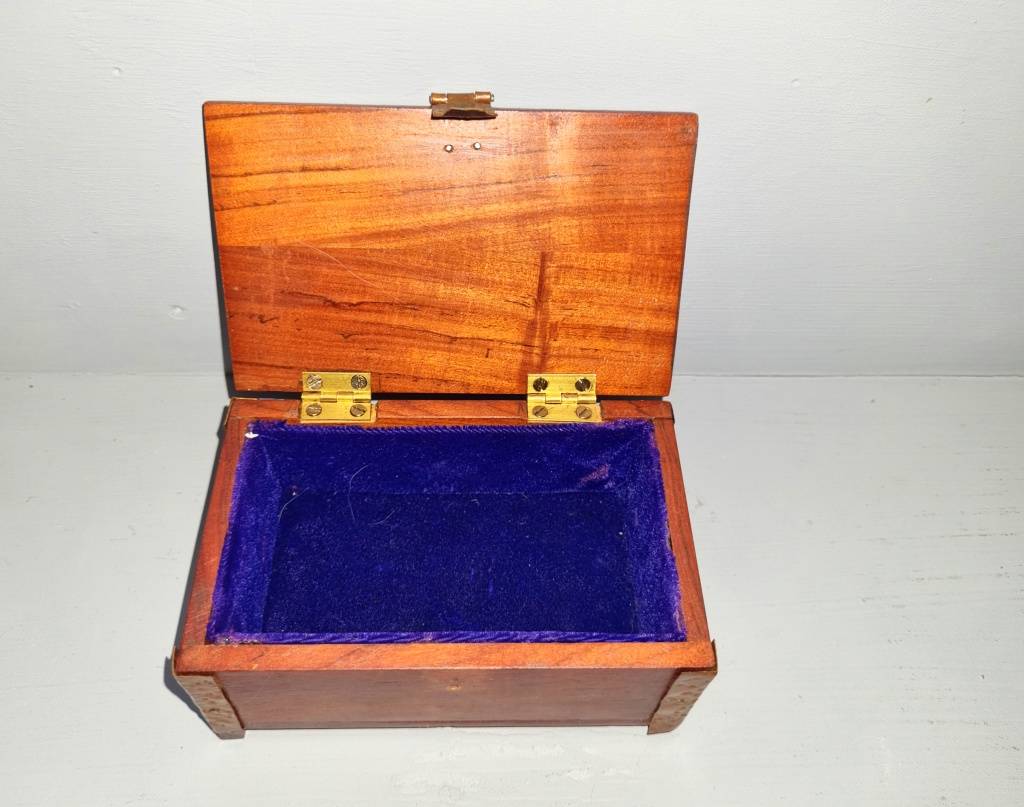 Wooden - Vintage small wooden box was sold for R56.00 on 17 Apr at 23: ...