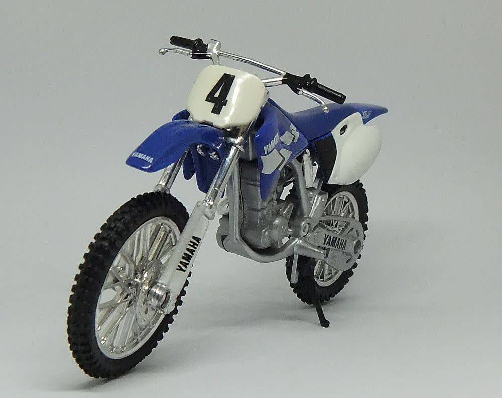 Road - A detailed 1:24 scale die cast metal model of the Yamaha YZ400F ...