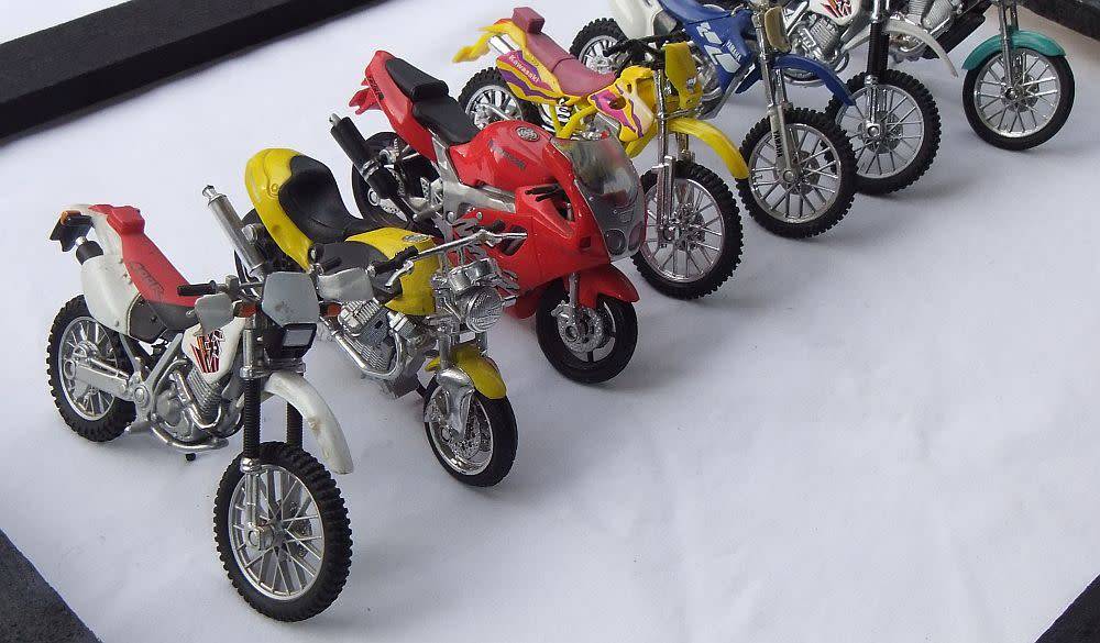 Road - WOW !! A GREAT LOT OF SEVEN 1:24 SCALE HIGHLY DETAILED ...