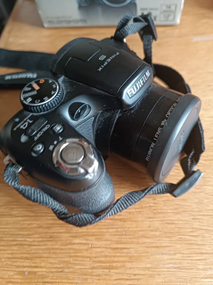 Compact Point & Shoot - Fujifilm Finepix S2995 - 18x Zoom - 14MP ...