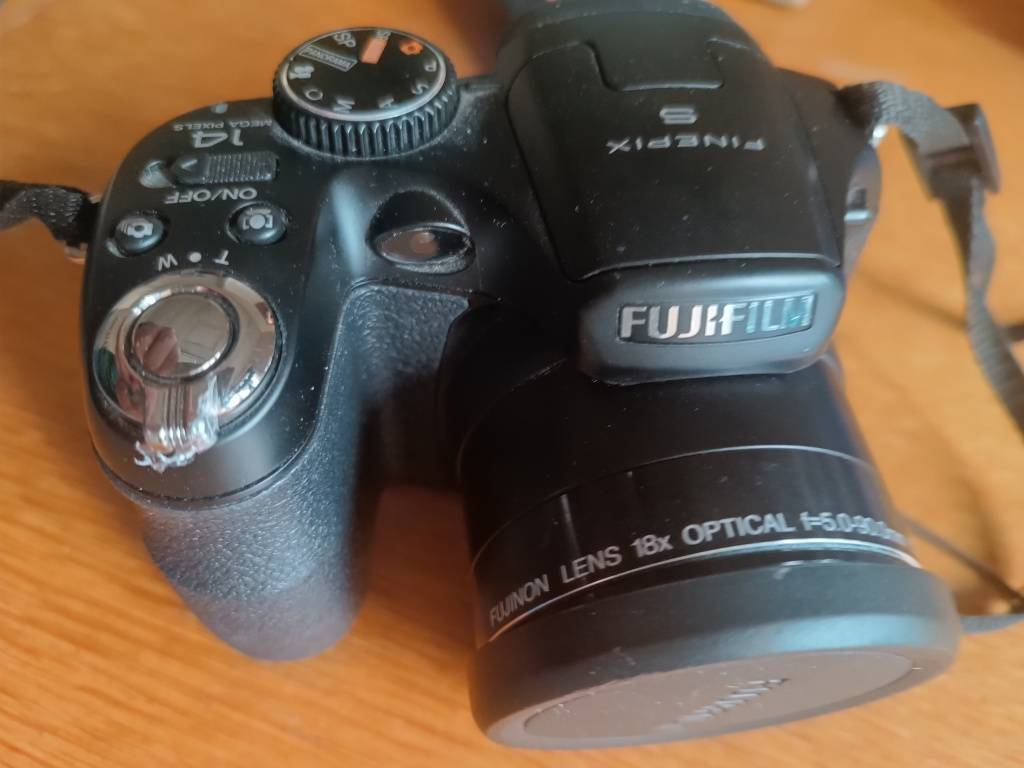 Compact Point & Shoot - Fujifilm Finepix S2995 - 18x Zoom - 14MP ...
