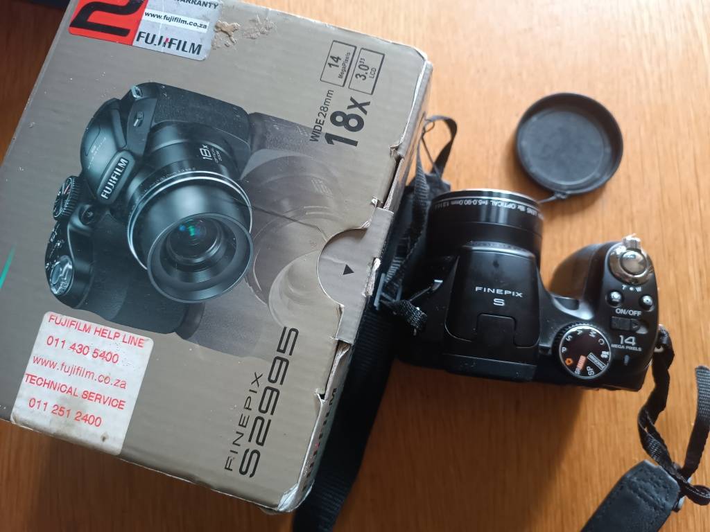 Compact Point & Shoot - Fujifilm Finepix S2995 - 18x Zoom - 14MP ...